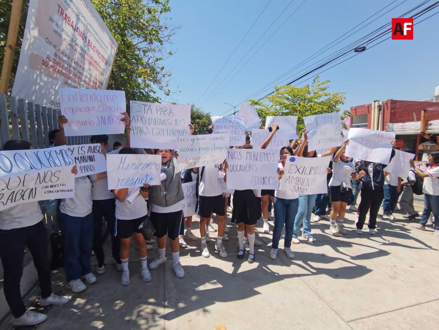 Alumnado de secundaria FMP en Manzanillo protesta; denuncian malos ...