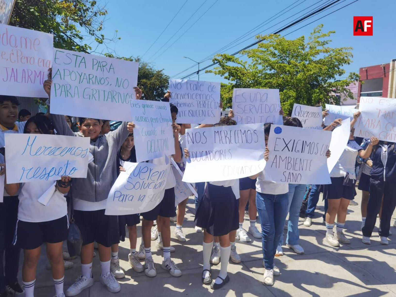 Alumnado de secundaria FMP en Manzanillo protesta; denuncian malos ...