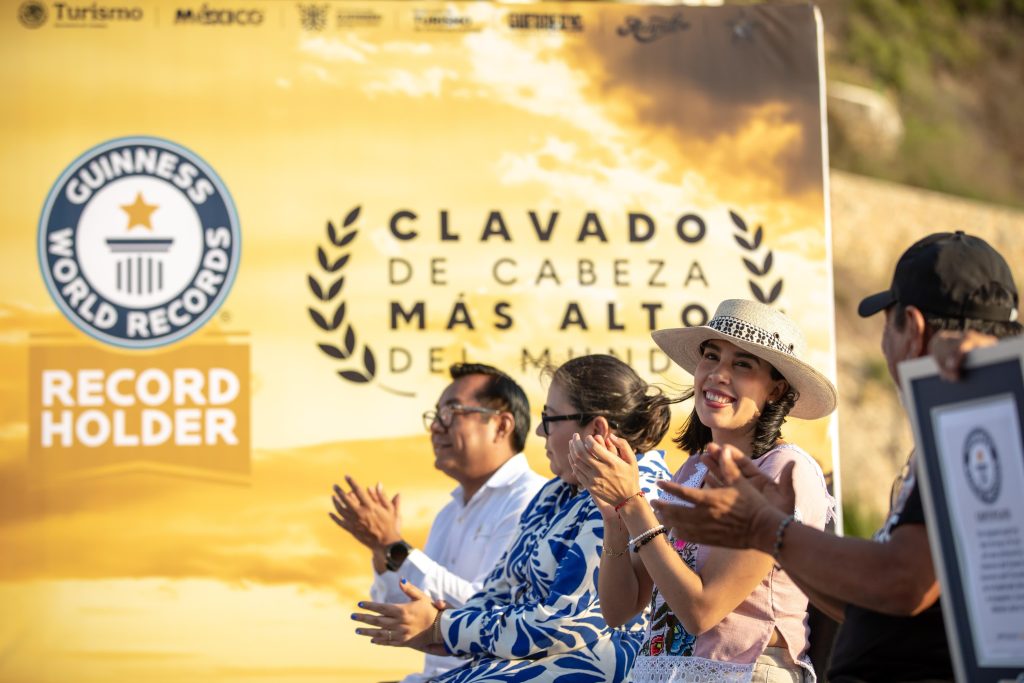 Josefina Rodríguez entrega el Récord Guinness a clavadistas de La ...