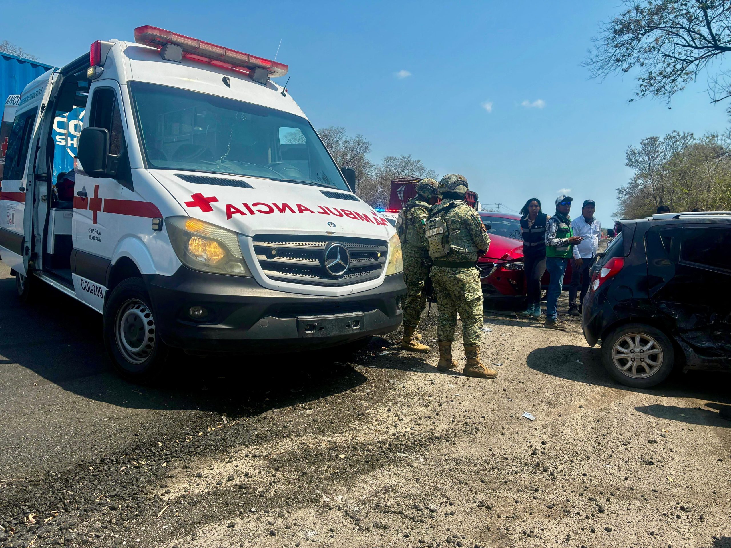 Paramédicos atienden choque entre dos vehículos en la autopista Colima ...